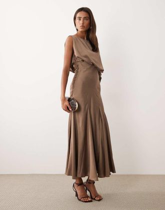Asos Robe longue en satin avec corsage drap&eacute; et jupe ample &agrave; godets - Moka-Neutral