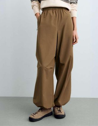 Oysho pantalon technique large &agrave; ourlets ajustables marron