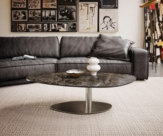 DELIFE Couchtisch Edge Organisch 140x76 cm Keramik Emperador Extra Lucidato Dunkelbraun Vibany Edelstahl geb&uuml;rstet, Couchtische