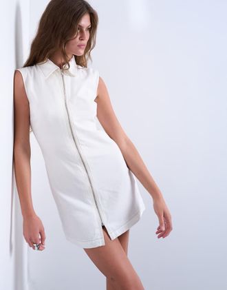 Topshop &Auml;rmelloses, kurzes Jeanskleid in Wei&szlig; mit Rei&szlig;verschluss und Kragen
