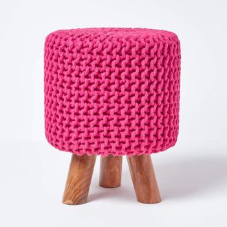 Homescapes Kleiner runder Strick Sitzhocker mit Holzbeinen, pink Fußhocker 32 x 32 x 42 cm, Strickhocker mit grob gestricktem Bezug aus 100% Baumwolle, rosa