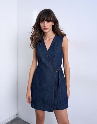 Topshop Wickel-Minikleid aus Denim mit Rinse-Waschung in Indigoblau