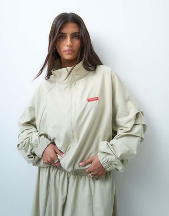 Collusion veste de surv&ecirc;tement ample pliss&eacute;e en nylon couleur pierre, ensemble coordonn&eacute;-Neutre
