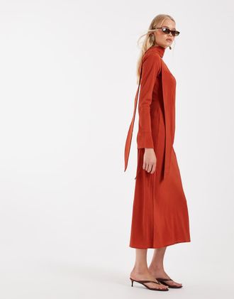 Asos robe longue &agrave; manches longues et col rond en tissu technique avec &eacute;charpe, rouille-Rouge