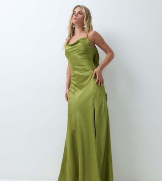 Forever New Satin-Maxikleid mit Wasserfallausschnitt, asymmetrischem Volant am R&uuml;cken, in sanftem Gr&uuml;n
