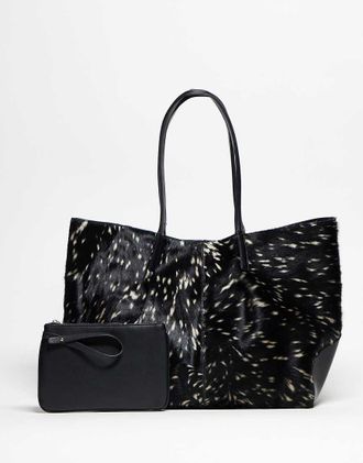 Asos Tragetasche aus einem Mix in Ponyfell-Optik mit Hirschprint-Bunt