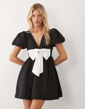 Sister Jane Sister Jane - Bordeaux - Robe courte en jacquard avec manches bouffantes, col V et noeud contrastant - Noir