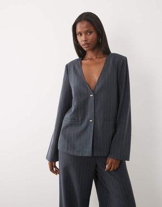Vila Blazer oversize ajust&eacute; &agrave; col V et rayures fines - Gris fonc&eacute; chin&eacute;-bleu marine