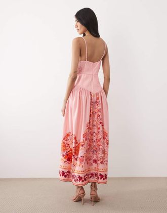 Hope & Ivy Maxi-Tr&auml;gerkleid in Rosa mit Bord&uuml;renprint und V-Ausschnitt