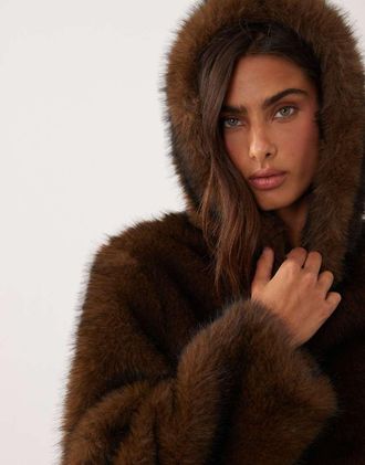 Miss Selfridge Faux-Fur-Bomberjacke mit Kapuze in Schokobraun