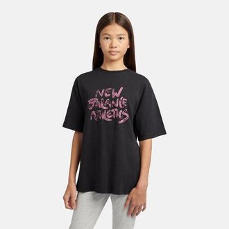 New Balance M&auml;dchen Athletics Graffiti Graphic T-Shirt in Schwarz, Baumwolle, Gr&ouml;&szlig;e 10-11 jahre