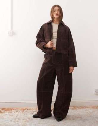 Reclaimed Vintage Pantalon barrel densemble en daim véritable avec surpiqûres - Marron chocolat-Brown
