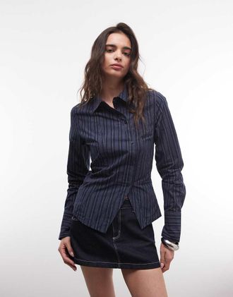 Weekday Chemise asym&eacute;trique &agrave; rayures et d&eacute;tail fendu - Bleu fonc&eacute;