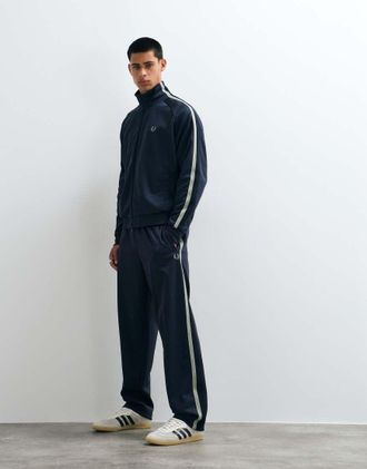 Fred Perry pantalon de surv&ecirc;tement coordonn&eacute; en mesh &agrave; bandes bicolores bleu airforce fonc&eacute;