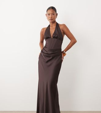 Forever New Robe longue en satin coup&eacute;e en biais avec corset et d&eacute;collet&eacute; plongeant - Chocolat-Marron