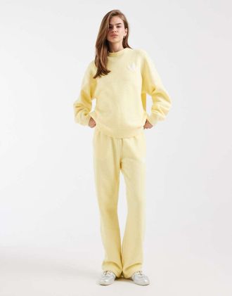 adidas Originals Pantalon de surv&ecirc;tement ample en maille - Jaune beurre