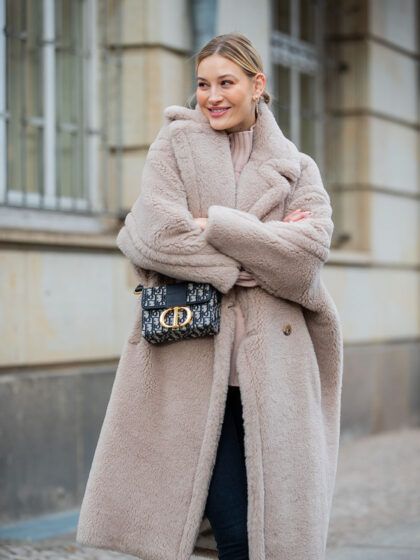 Hiver 2023 : les manteaux en fausse fourrure sont LA tendance du moment