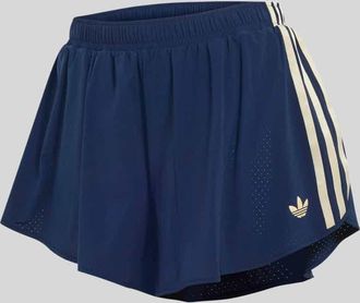 adidas Loose Fit Sportshorts mit Kontraststreifen