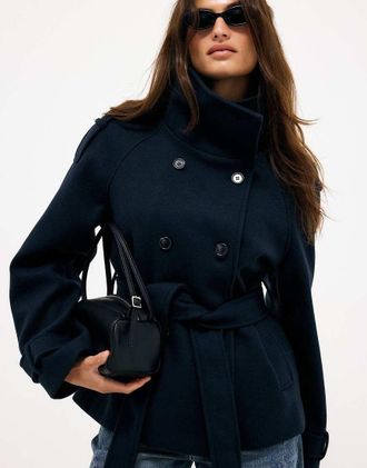 NA-KD Manteau court ceintur&eacute; &agrave; col montant bleu marine