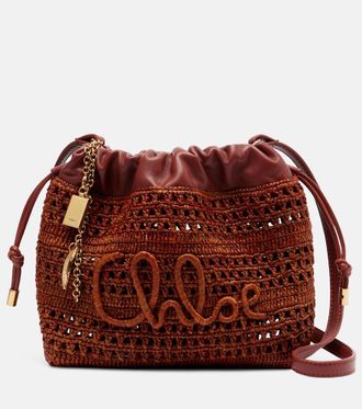 Chlo&eacute; Chlo&eacute; Bucket Bag Mini aus Raffiabast mit Leder