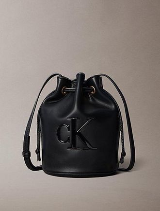Calvin Klein Petit sac seau &agrave; monogramme embl&eacute;matique
