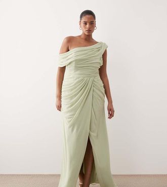 Asos Curve ASOS DESIGN Curve - Robe de demoiselle dhonneur asym&eacute;trique et drap&eacute;e en mousseline avec jupe crois&eacute;e - Vert sauge