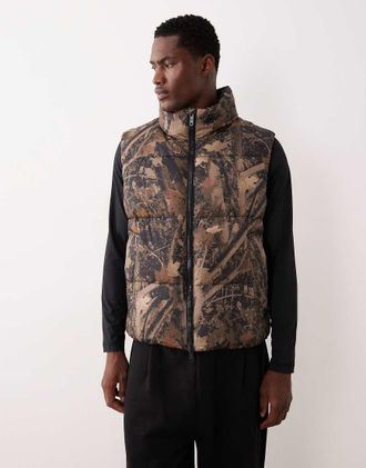 Abercrombie & Fitch YPB - Weste mit Military-Muster und hohem Kragen-Bunt