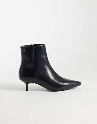 Tommy Jeans Camelia Premium-Leder-Stiefel mit Absatz und spitzer Zehenpartie in Schwarz