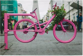 artboxONE Poster 90x60 cm Sehensw&uuml;rdigkeiten St&auml;dte Fahrrad Blumenbeet - Bild Bike Blumen blumenbeet