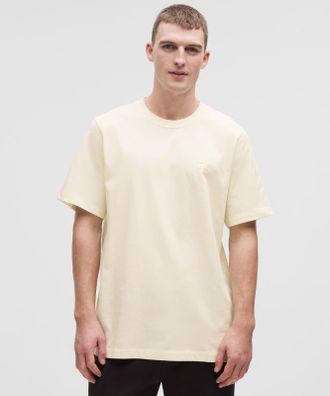 lululemon Schweres Baumwoll-T-Shirt im Classic Fit Stack f&uuml;r M&auml;nner - Gr&ouml;&szlig;e 2XL in Coconut Ivory