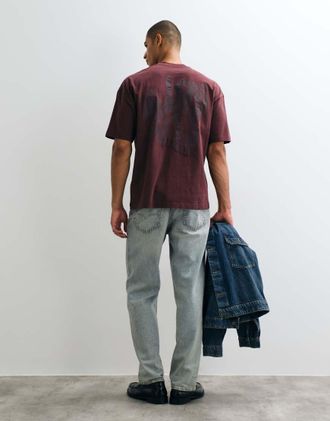 AllSaints Orlando t-shirt &agrave; manches courtes avec logo graphique et imprim&eacute; au dos en rouge