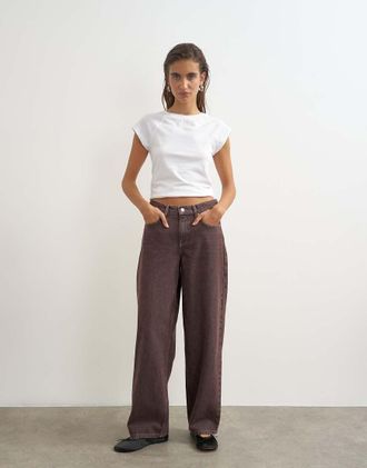 Topshop Cinch Low-Rise Relaxed Jeans in Schokobraun