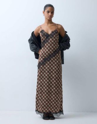 Wednesday's Girl Cami-Maxikleid im Slip-Stil mit Spitzendetails in braunem Tartan-Karo-Multi