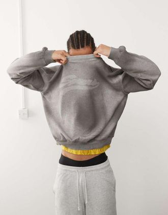 Weekday Liam - Oversize-Sweatshirt in grauer Spray-Waschung mit verblasstem Grafikprint und abgewetzten Nahtdetails