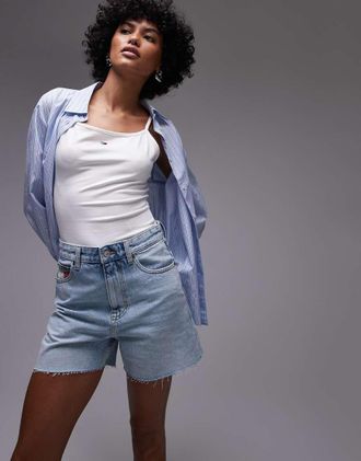 Tommy Jeans Regul&auml;r geschnittene Mom-Shorts in Hellblau