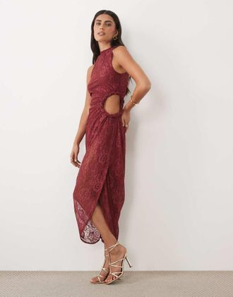 Asos robe longue en dentelle avec d&eacute;tail d&eacute;coup&eacute; fronc&eacute; couleur baie-Rouge