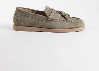 Asos Loafer aus Wildleder in Khaki mit Quaste-Gr&uuml;n