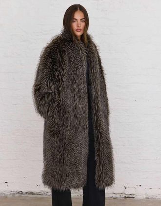 Aria Cove manteau maxi oversize en faux-fur &agrave; pointes marron