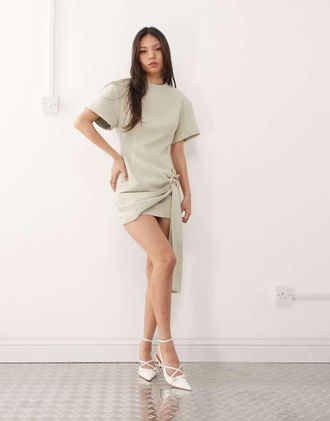 Lioness Martini - Robe courte structur&eacute;e &agrave; col montant et taille drap&eacute;e avec d&eacute;tail m&eacute;tallique - Vert sauge