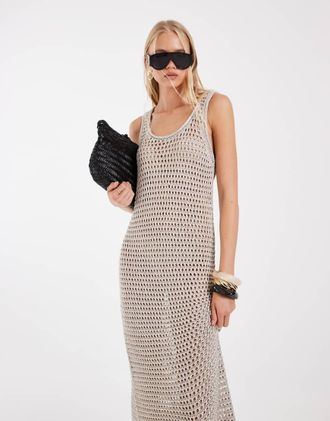 Asos Robe longue avec encolure d&eacute;gag&eacute;e et bordures m&eacute;tallis&eacute;es - Dor&eacute; p&acirc;le