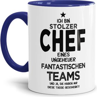 Tassendruck Tasse mit Spruch - Chef Tasse - Stolzer Chef, fantastisches Team - Geschenkidee f&uuml;r den besten Chef - Keramik, Innen & Henkel Dunkelblau, 300 ml