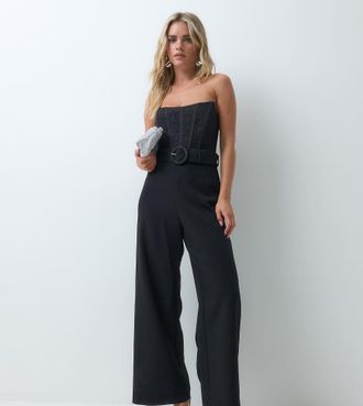 Forever New strukturierter Jumpsuit mit Corsagen- und G&uuml;rtel-Detail, weitem Bein, in Schwarz