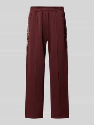 Review Trainingshose mit Biese, aufgesetztem Band und Logo-Bestickung