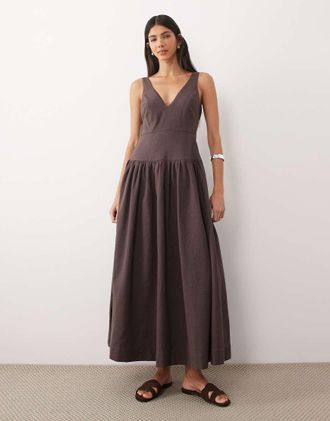 Asos Robe d&eacute;t&eacute; mi-longue &agrave; d&eacute;collet&eacute; pigeonnant en V et taille basse - Marron-Brown