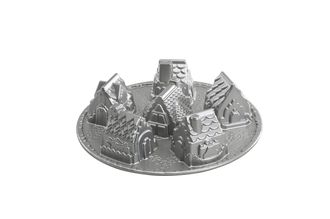 Nordic Ware Cozy Village Backform, Aluminiumguss-Lebkuchenhausform für festliche Küchlein, Antihaft-Kuchenform, Hergestellt in den USA, Farbe: Silber