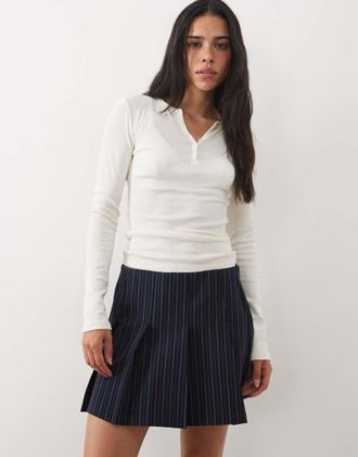 Abercrombie & Fitch plissierter, taillierter Mini-Skort in marineblauem Nadelstreifen