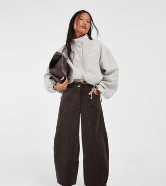 Vero Moda Petite pantalon barrel en velours c&ocirc;tel&eacute; marron chocolat