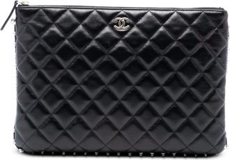 Chanel Clutches - Medium Quilted Lambskin Pearl O Case Clutch - Gr. unisize - in Schwarz - f&uuml;r Damen