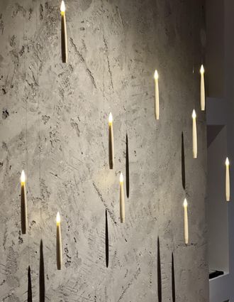 Brandsseller 10er Set Schwebende LED Kerzen 15 cm mit Zauberstab-Fernbedienung kabellos Stabkerzen in Wachsoptik für Innen Cremeweiß