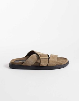 schuh Tear - Sandales plates en daim &agrave; brides crois&eacute;es et boucle - Sauge-Vert